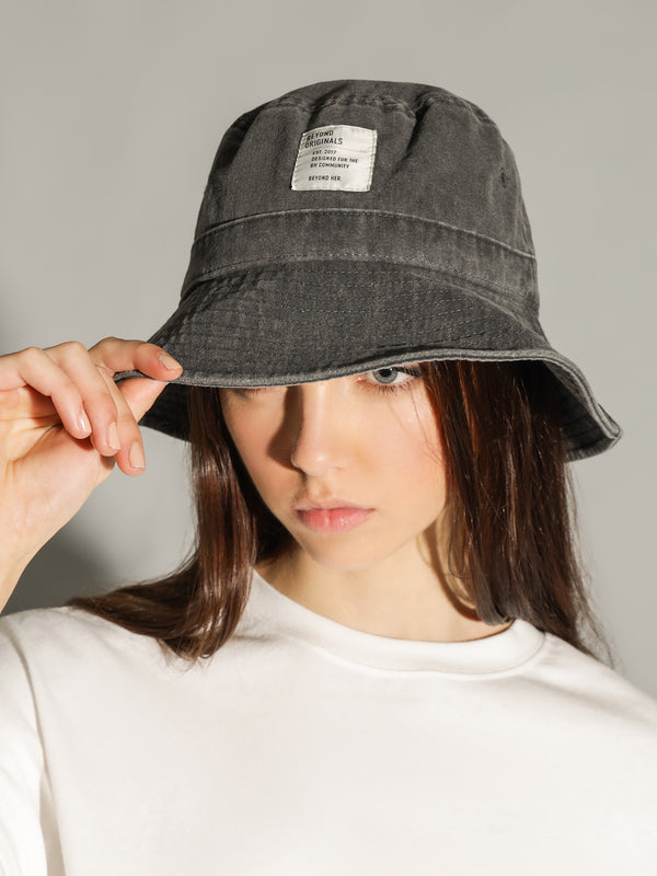 Beyond her Originals Bucket Hat in Black Washed black | Glue Store